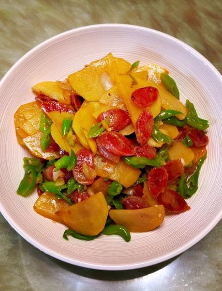 腊肠炒青椒怎么炒好吃_腊肠炒青椒用焯水吗-第2张图片-山城妙识