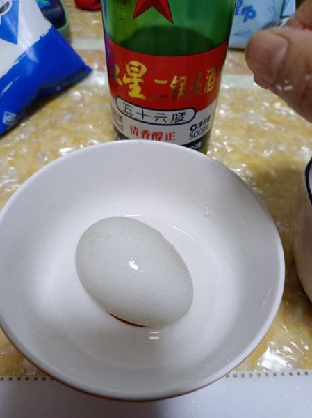用酒腌制咸鸭蛋的做法_咸鸭蛋用多少度白酒最好-第2张图片-山城妙识