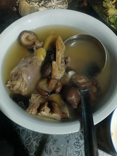 鸡汤放干香菇好吃吗_干香菇炖鸡汤的做法-第1张图片-山城妙识