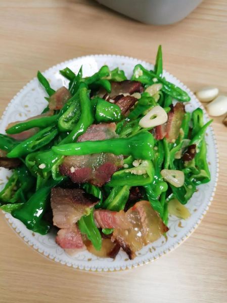 青椒炒腊肉怎么炒好吃_腊肉先煮还是先蒸-第1张图片-山城妙识