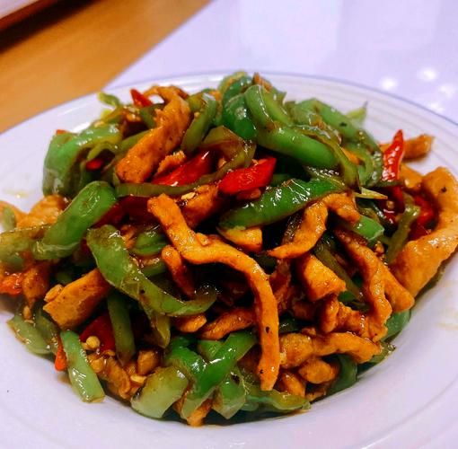 青椒肉丝盖浇饭怎么做_青椒肉丝盖浇饭热量高吗-第3张图片-山城妙识