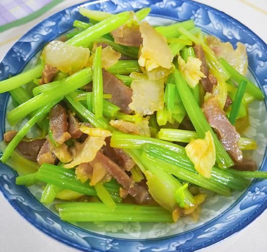 芹菜炒腊肉怎么做_腊肉先炒还是芹菜先炒-第2张图片-山城妙识