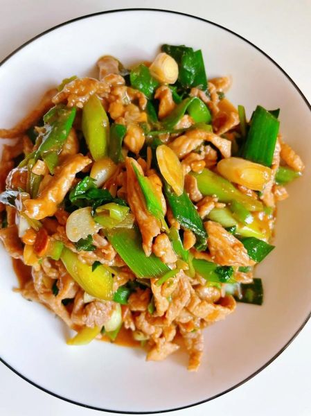 肉丝炒蒜苗怎么做_肉丝炒蒜苗热量高吗-第2张图片-山城妙识