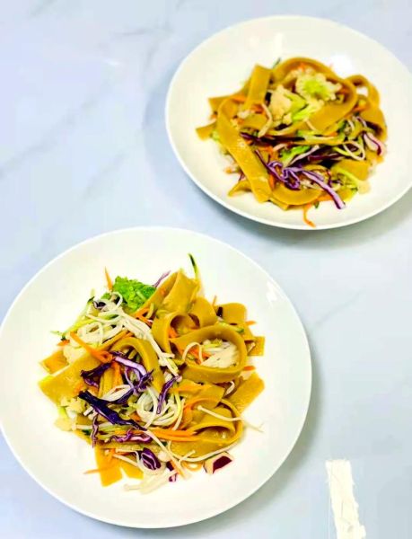 莜面凉皮用凉皮罗罗怎么做_莜面凉皮罗罗做法窍门-第1张图片-山城妙识