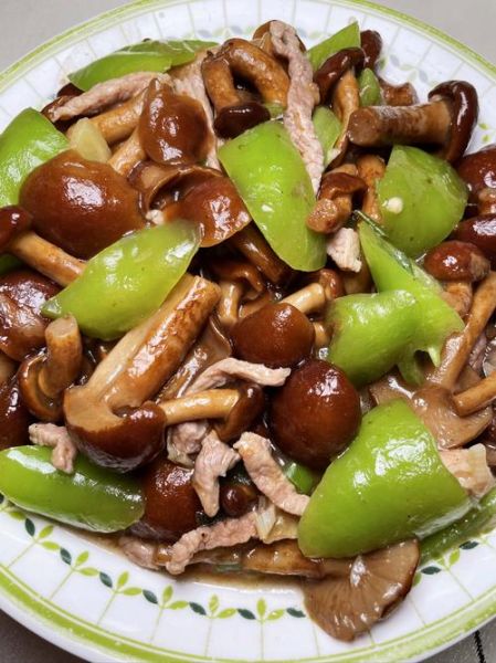 蘑菇炒肉丝怎么炒才嫩_蘑菇炒肉丝用哪种蘑菇最好-第2张图片-山城妙识