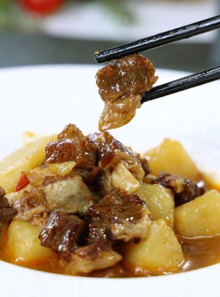 土豆炖牛肉怎么做_土豆炖牛肉用牛腩还是牛肋条-第1张图片-山城妙识