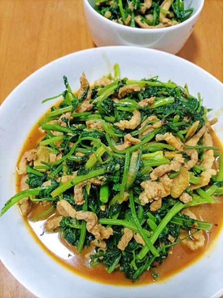 素炒香菜怎么做_素炒香菜要不要焯水-第1张图片-山城妙识