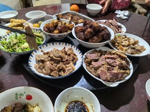 农村年夜饭吃什么_农村年夜饭图片怎么拍-第1张图片-山城妙识