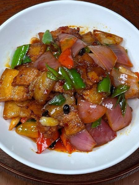 洋葱炒回锅肉怎么做好吃_家常做法步骤详解-第2张图片-山城妙识