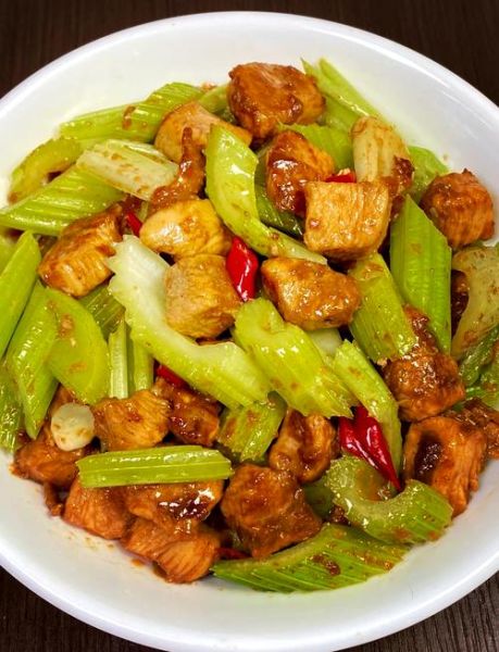 芹菜香干炒鸡肉怎么做_芹菜香干炒鸡肉热量高吗-第1张图片-山城妙识