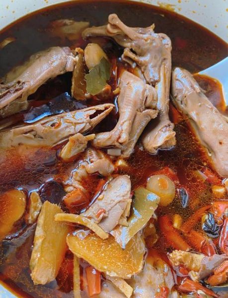 卤鸭脖鸭头怎么做_卤鸭脖鸭头配料有哪些-第1张图片-山城妙识