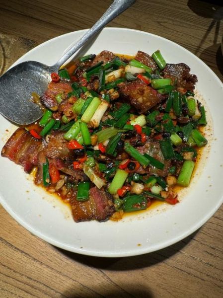 大蒜叶炒腊肉怎么做_大蒜叶炒腊肉的家常做法-第1张图片-山城妙识