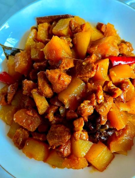 五花肉炖土豆尖椒怎么做_五花肉炖土豆尖椒用高压锅多久-第1张图片-山城妙识