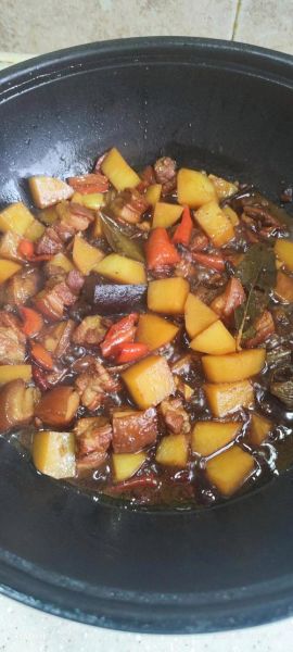 五花肉炖土豆尖椒怎么做_五花肉炖土豆尖椒用高压锅多久-第3张图片-山城妙识