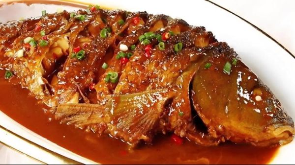 红烧鲤鱼放什么配菜_红烧鲤鱼配菜怎么选-第1张图片-山城妙识