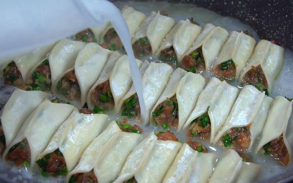 锅贴浇面水和淀粉水的区别_哪个更脆-第1张图片-山城妙识 锅贴浇面水和淀粉水的区别_哪个更脆-第1张图片-山城妙识