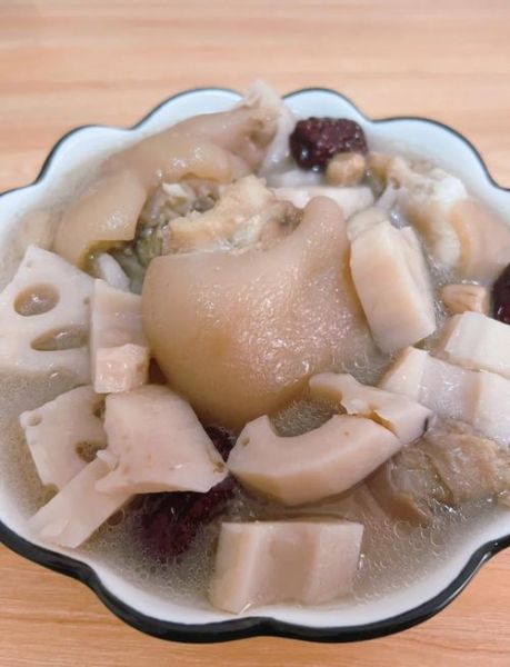 猪脚和什么一起煲汤营养_猪脚汤搭配什么食材最补-第2张图片-山城妙识