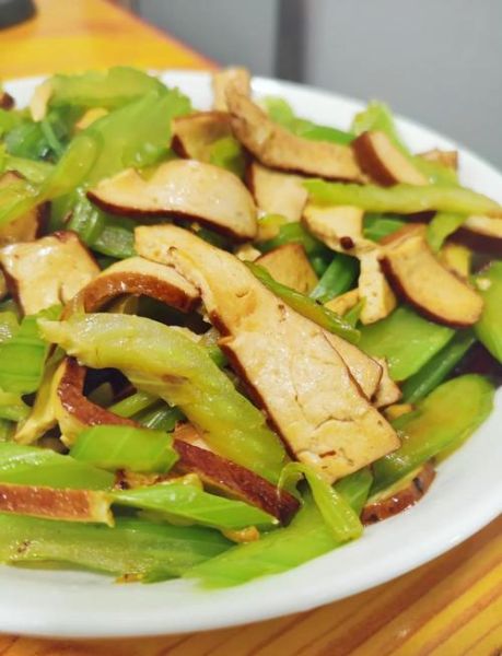 芹菜炒什么好吃_芹菜除了香干还能配什么-第2张图片-山城妙识