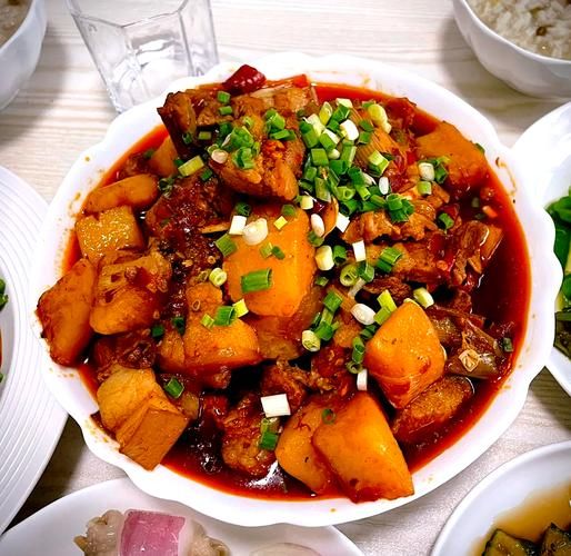 马铃薯烧肉怎么做好吃_家常做法步骤详解-第2张图片-山城妙识