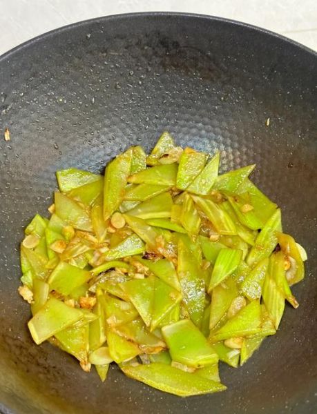 清炒莴苣片怎么炒才脆_清炒莴苣片要不要焯水-第1张图片-山城妙识