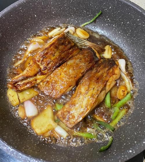 煎鱼怎么不粘锅不破皮_煎鱼不粘锅的诀窍-第1张图片-山城妙识