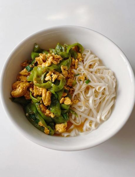 尖椒鸡蛋打卤面怎么做_尖椒鸡蛋打卤面热量高吗-第1张图片-山城妙识