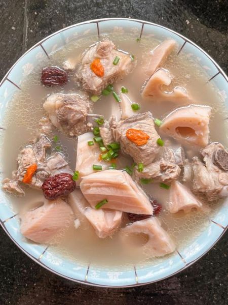 广东莲藕排骨汤的做法窍门_莲藕排骨汤怎么煲不黑-第2张图片-山城妙识