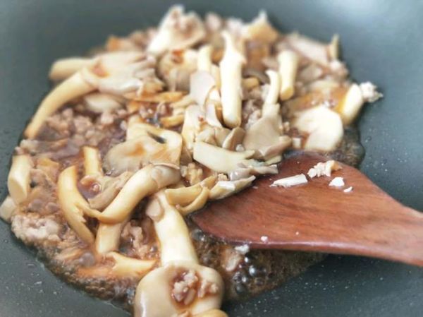 姬菇炒肉丝怎么做_姬菇炒肉丝用焯水吗-第3张图片-山城妙识