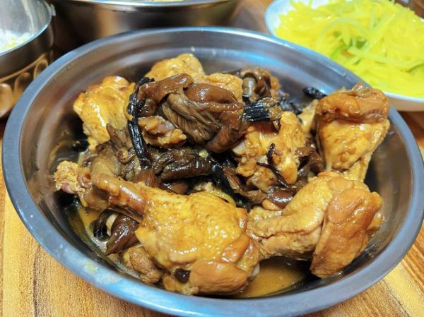 清炖小鸡炖蘑菇怎么做_清炖小鸡炖蘑菇放什么蘑菇-第1张图片-山城妙识