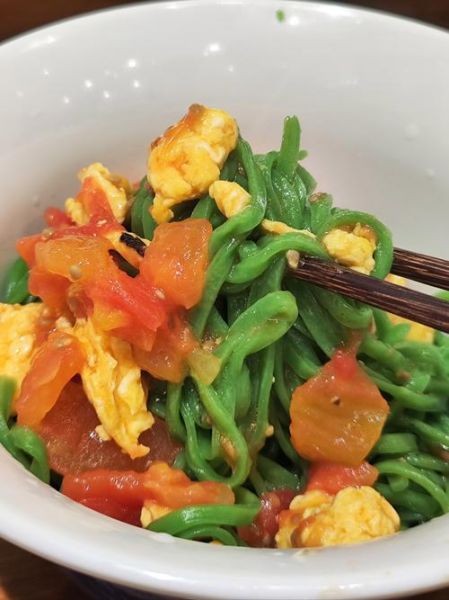 西红柿鸡蛋菠菜汤面怎么做_菠菜汤面热量高吗-第1张图片-山城妙识