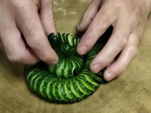 蓑衣黄瓜怎么切_蓑衣黄瓜的刀法图解-第3张图片-山城妙识