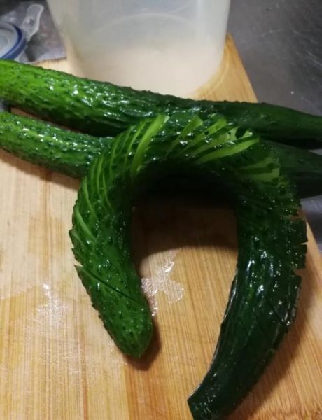 蓑衣黄瓜怎么切_蓑衣黄瓜的刀法图解-第2张图片-山城妙识