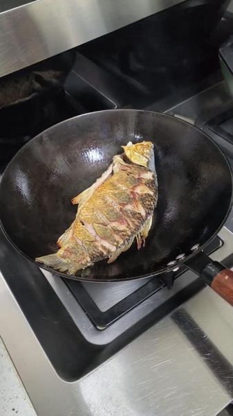 烧鱼怎么不粘锅_煎鱼不掉皮的小窍门-第2张图片-山城妙识