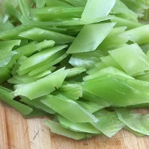 莴苣怎么切菱形_莴苣菱形切法步骤-第1张图片-山城妙识