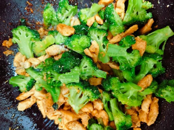 西兰花炒肉怎么炒好吃_西兰花炒肉焯水几分钟-第1张图片-山城妙识