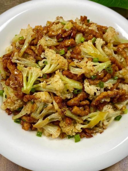 花菜炒肉怎么炒才好吃_花菜炒肉需要焯水吗-第1张图片-山城妙识