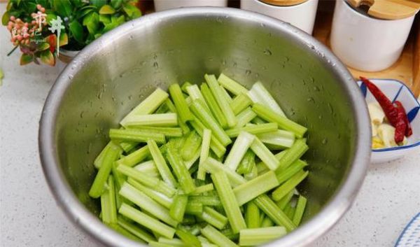 芹菜怎么腌制才脆_芹菜腌制需要焯水吗-第3张图片-山城妙识