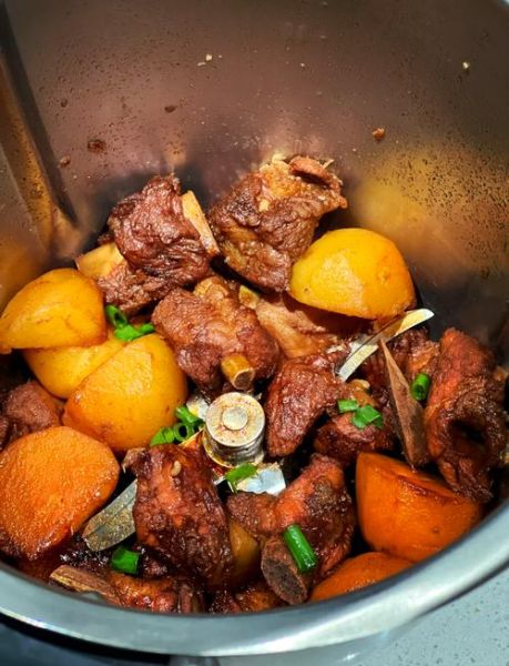 红烧排骨土豆胡萝卜怎么做_家常做法步骤-第1张图片-山城妙识