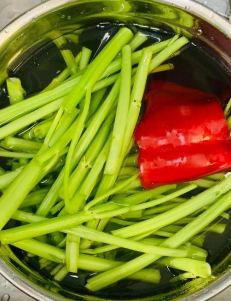 炒空心菜梗怎么炒才脆_空心菜梗要不要焯水-第1张图片-山城妙识