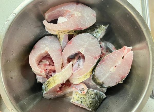 鱼块怎么炸不粘锅不烂_鱼块炸不碎的技巧-第2张图片-山城妙识