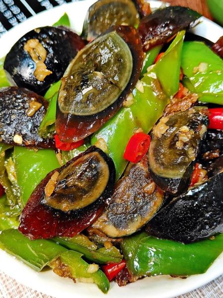 虎皮青椒皮蛋怎么做_虎皮青椒皮蛋热量高吗-第1张图片-山城妙识