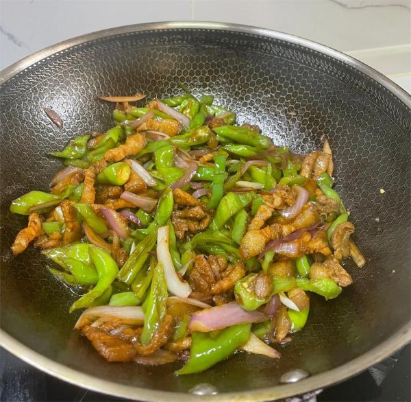 鸡肉和什么菜搭配最好炒_青椒洋葱蒜香版-第2张图片-山城妙识