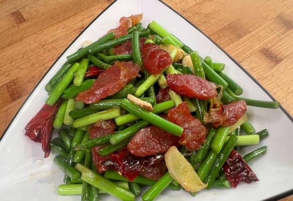 腊肠炒什么菜好吃_腊肠搭配哪些蔬菜最下饭-第3张图片-山城妙识