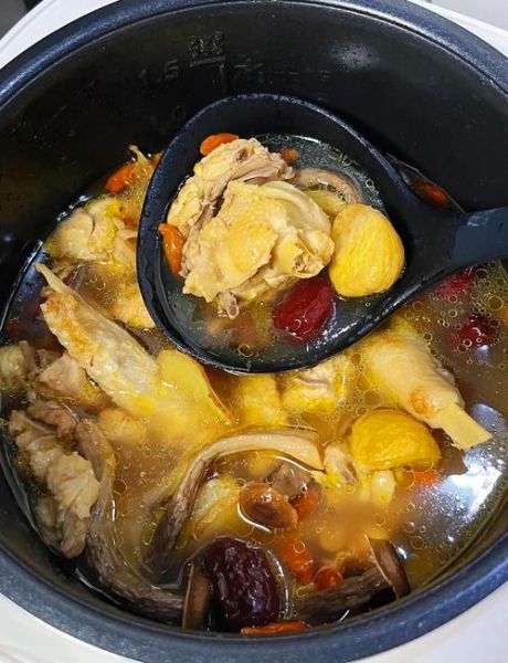 鸡肉炖板栗怎么做_板栗炖鸡需要焯水吗-第1张图片-山城妙识