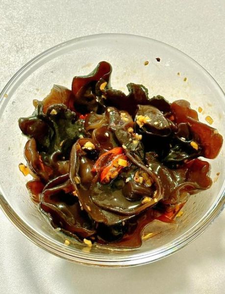 酸辣凉拌木耳怎么做_木耳焯水几分钟才脆-第1张图片-山城妙识