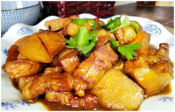 五花肉焖香芋怎么做_香芋不糊锅技巧-第3张图片-山城妙识 五花肉焖香芋怎么做_香芋不糊锅技巧-第3张图片-山城妙识