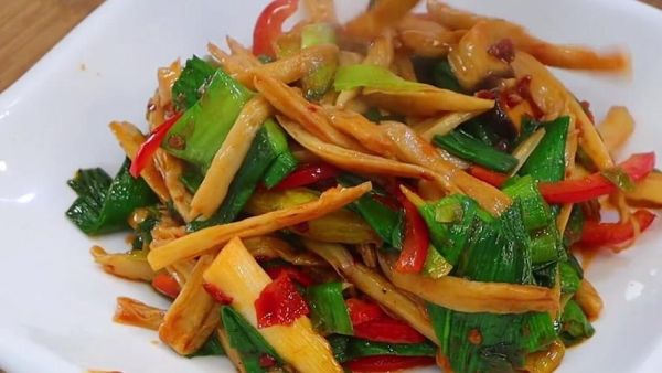 蒜苗炒什么菜最好吃_蒜苗和哪些蔬菜搭配最香-第3张图片-山城妙识