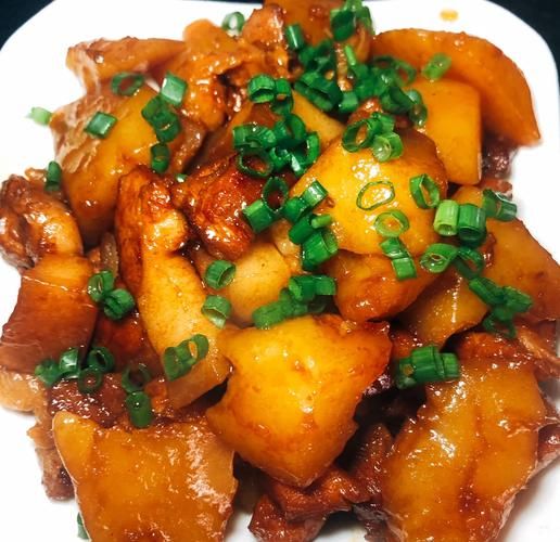 红烧肉炖土豆块儿怎么做_家常做法步骤详解-第1张图片-山城妙识