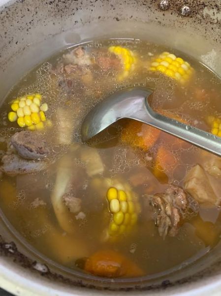 广式玉米排骨汤怎么做_广式玉米排骨汤需要焯水吗-第3张图片-山城妙识