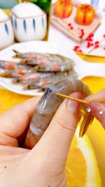 虾怎么洗简单又干净_虾线怎么挑最省事-第3张图片-山城妙识